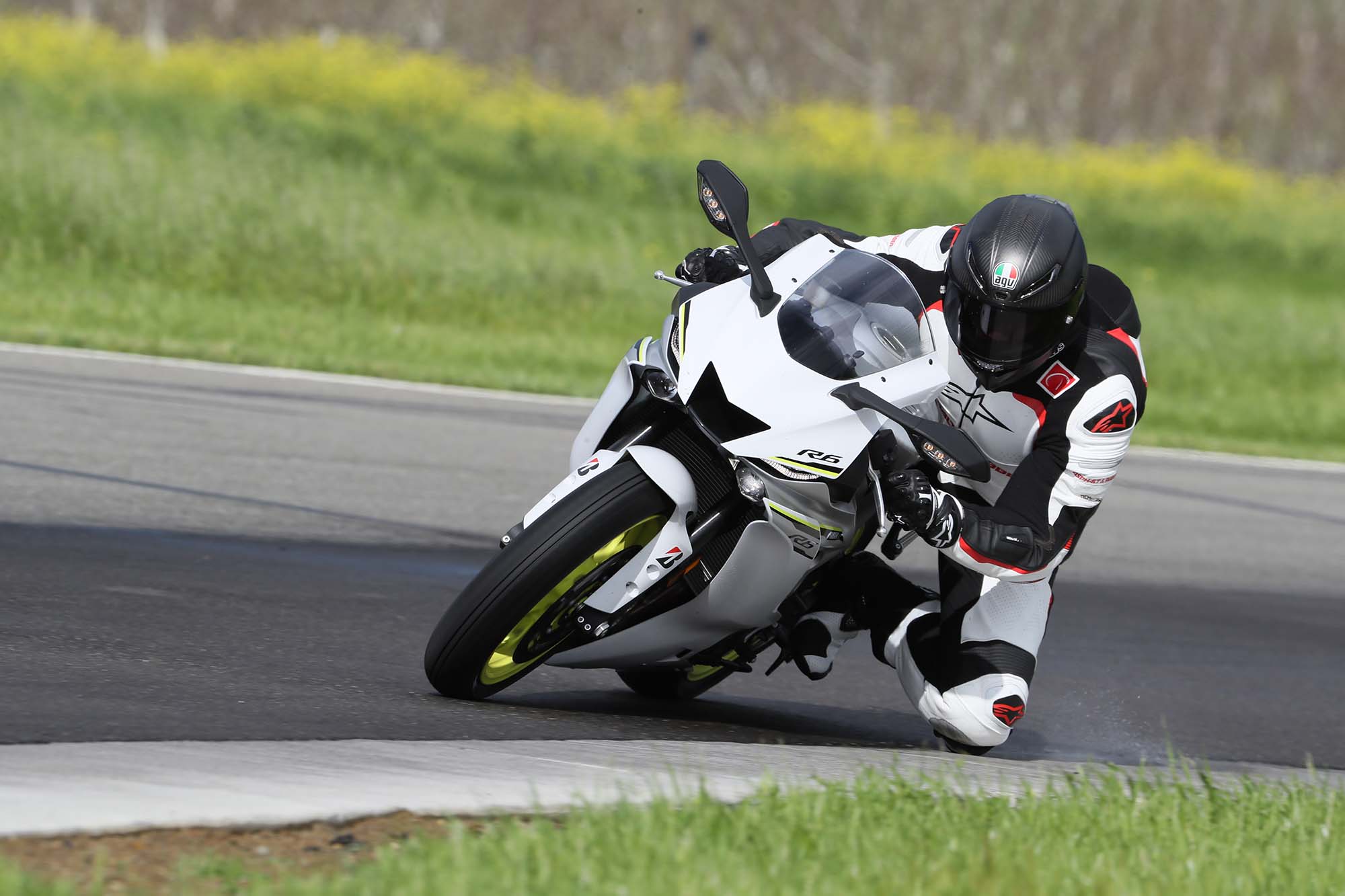 A Review of the 2017 Yamaha YZF-R6 - Asphalt & Rubber