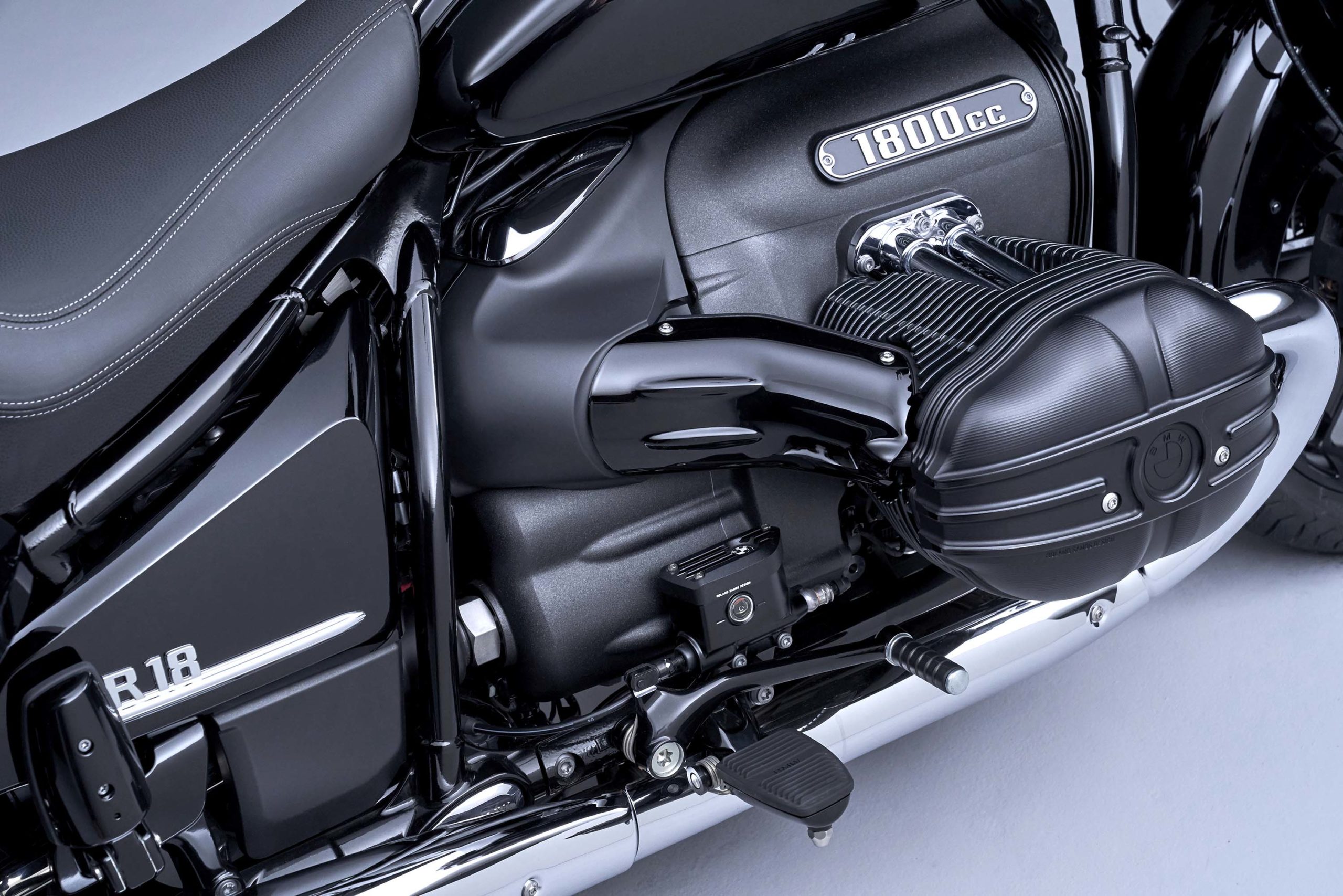 BMW R18 B - The "B" Stands for Bagger - Asphalt & Rubber